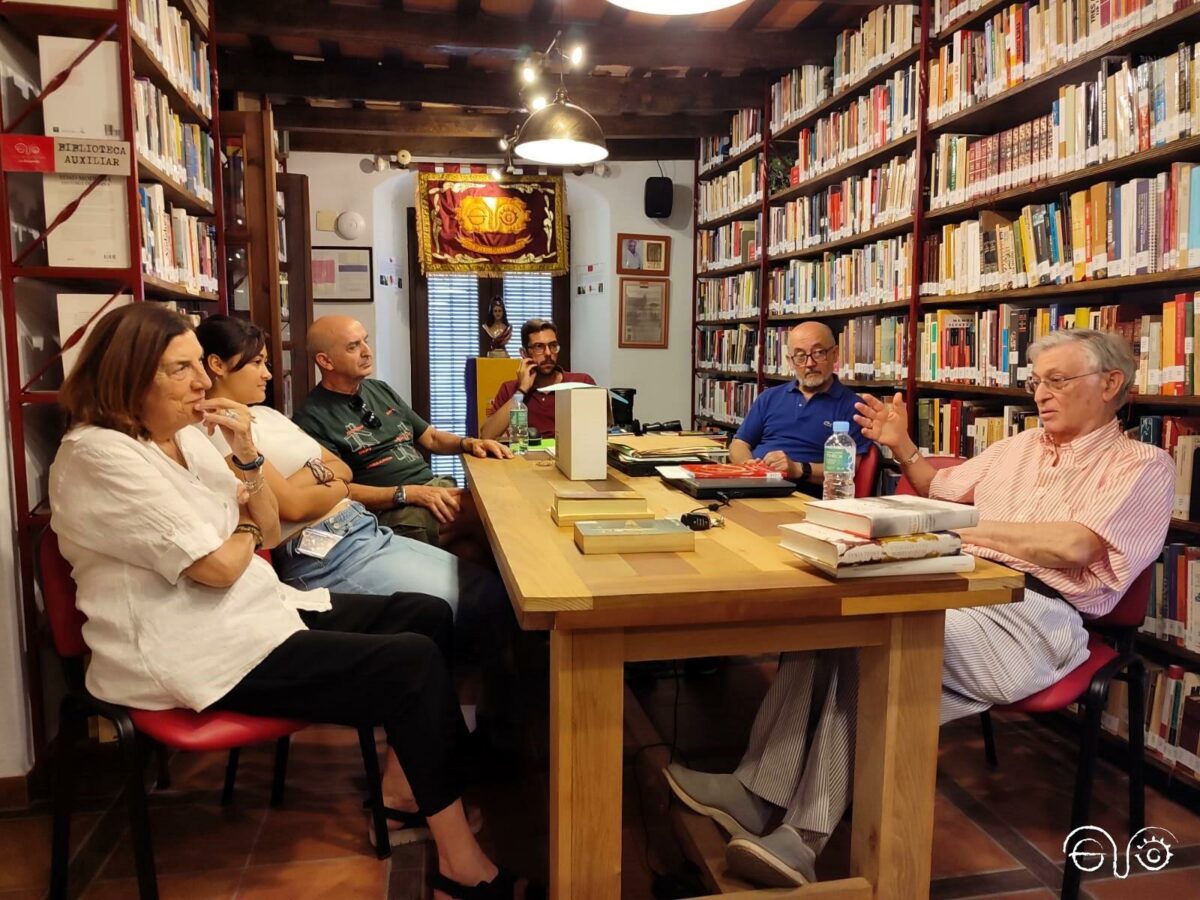 Los historiadores Ángel Viñas Martín, Dimas Vaquero Peláez y Jaume ...